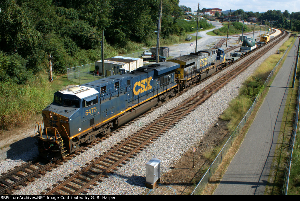 CSXT 5473 leading NS train 056 about to pass under the 5th St. bridge